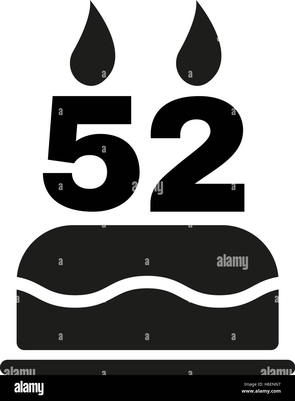 Le gâteau d'anniversaire avec des bougies en forme de numéro 52 ...
