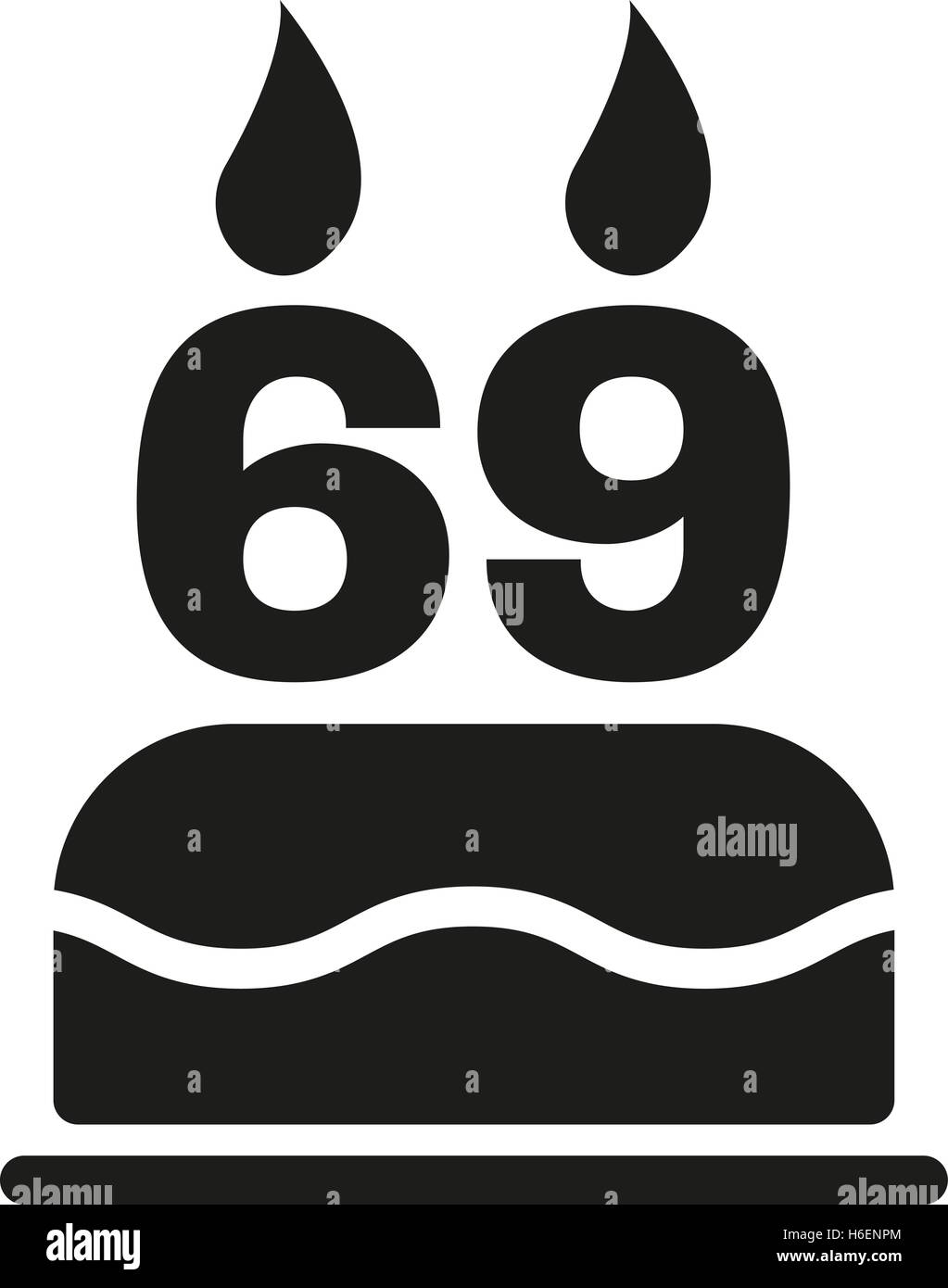 Le gâteau d'anniversaire avec des bougies sous la forme de l'icône ...