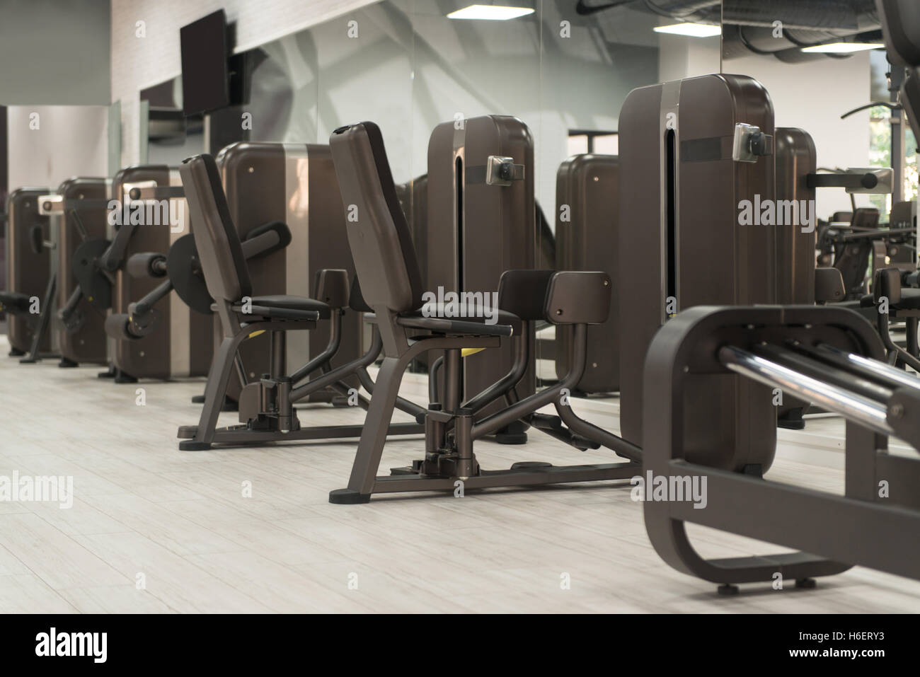La salle de sport moderne et un centre de remise en forme avec ...