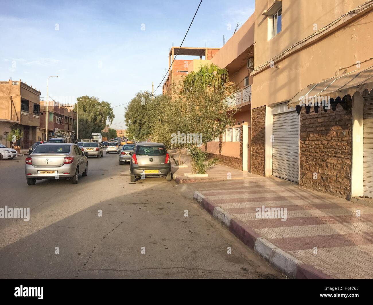 Une vue sur la rue de ville touristique Béchar en Algérie. Dans le ...
