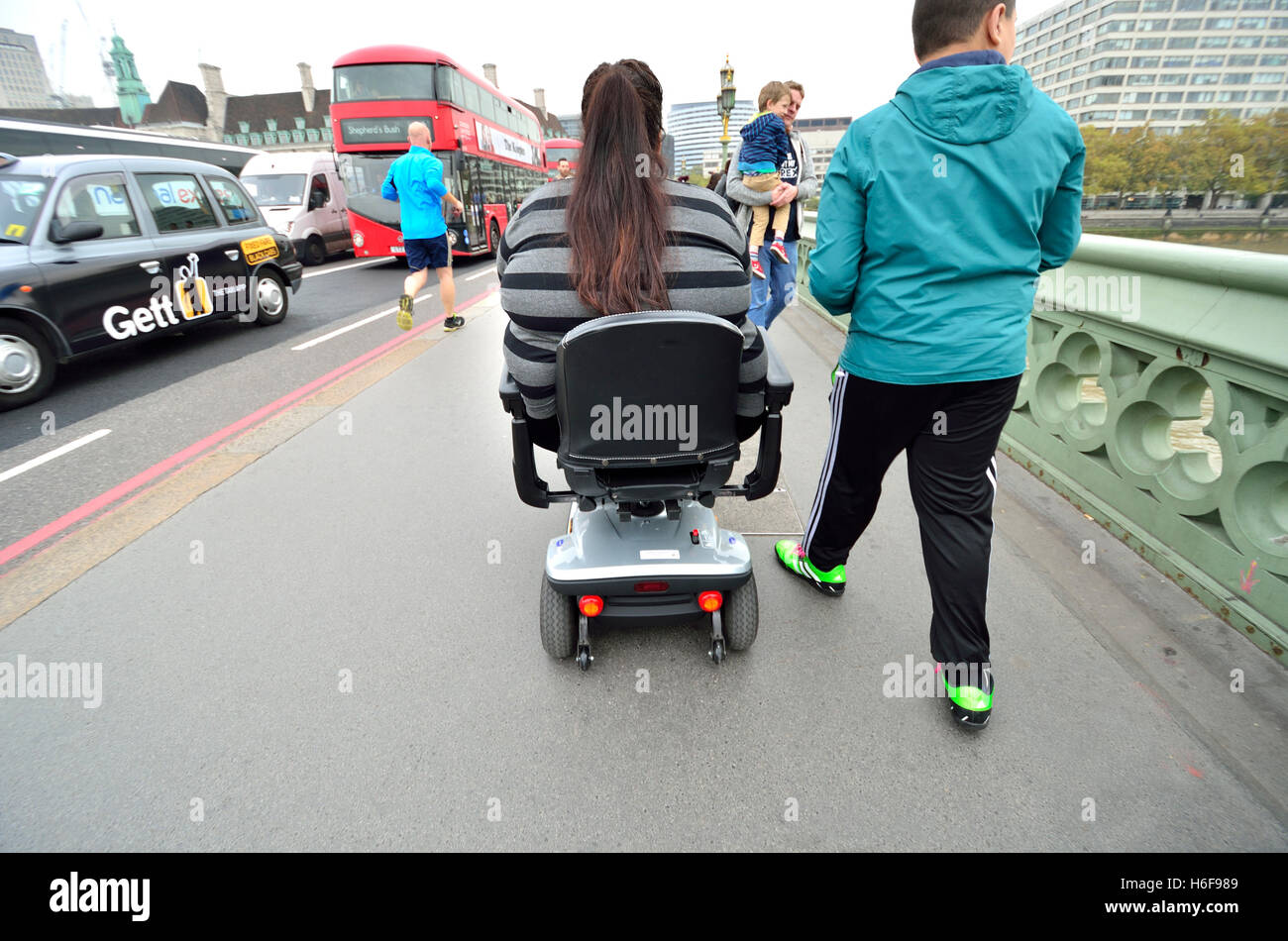 Obese woman on mobility scooter Banque de photographies et d’images à ...