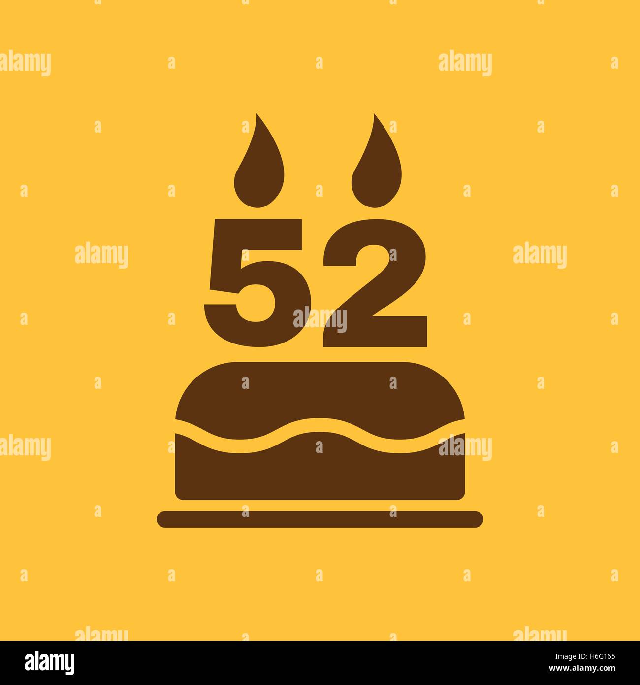 Le gâteau d'anniversaire avec des bougies en forme de numéro 52 ...