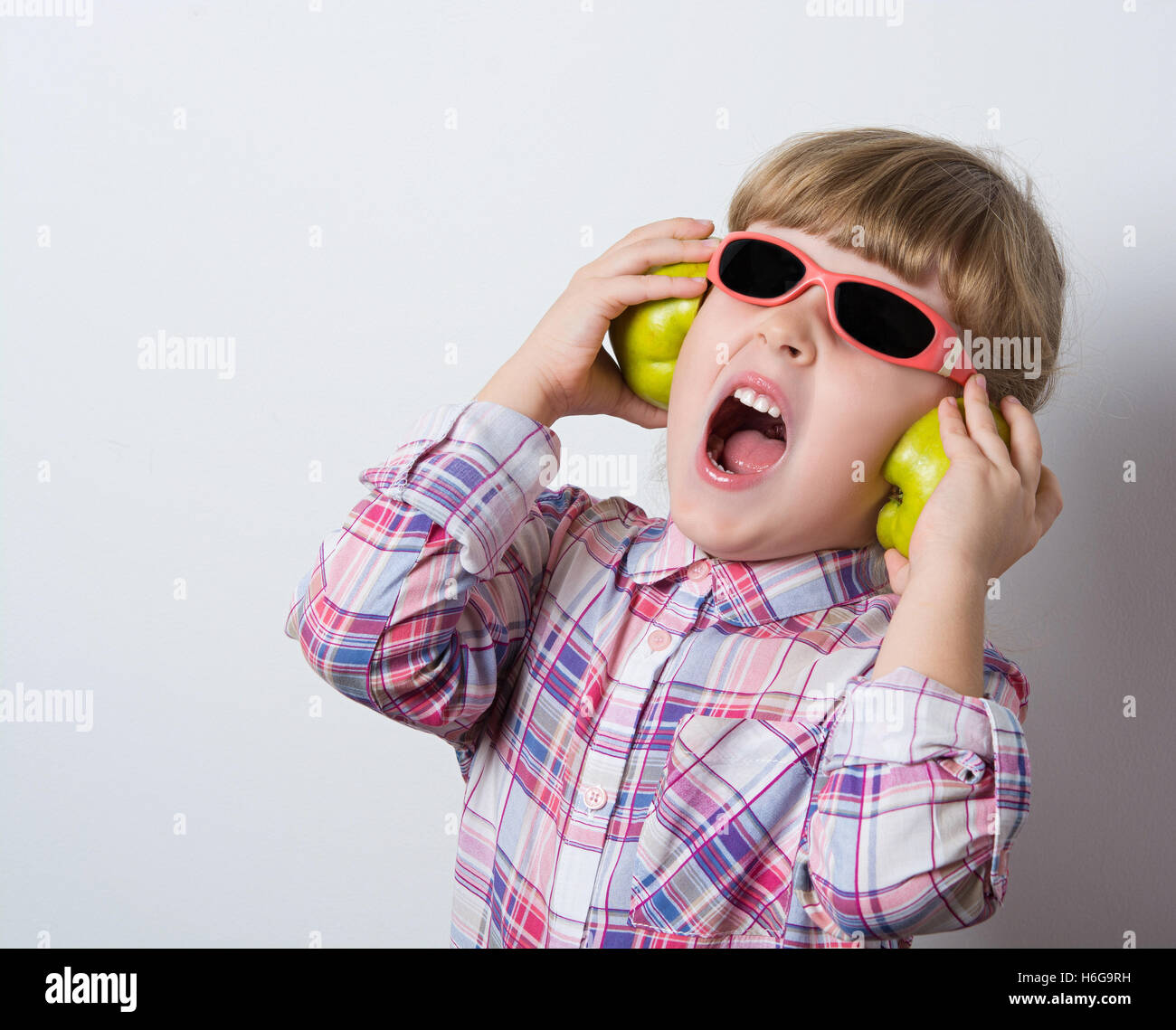 Bébé chante Banque de photographies et d’images à haute résolution - Alamy