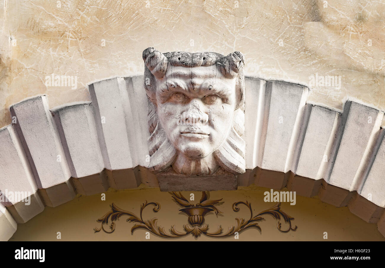 Tête de diable sculpté au-dessus de l'arche d'entrée d'une villa ...