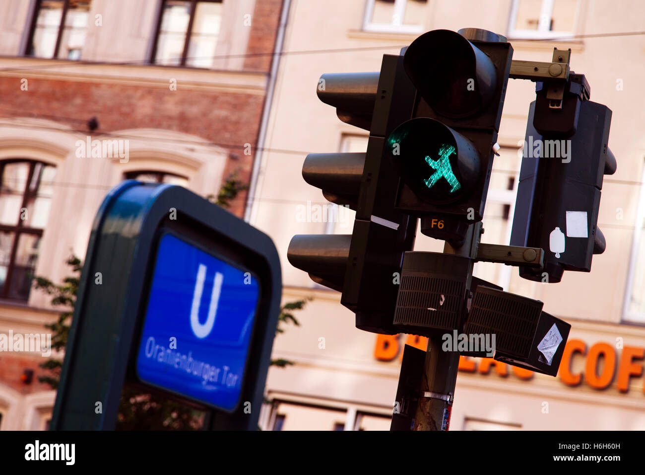 Feu vert pour les piétons indiquant en regard de l'U-Bahn Oranienburger ...