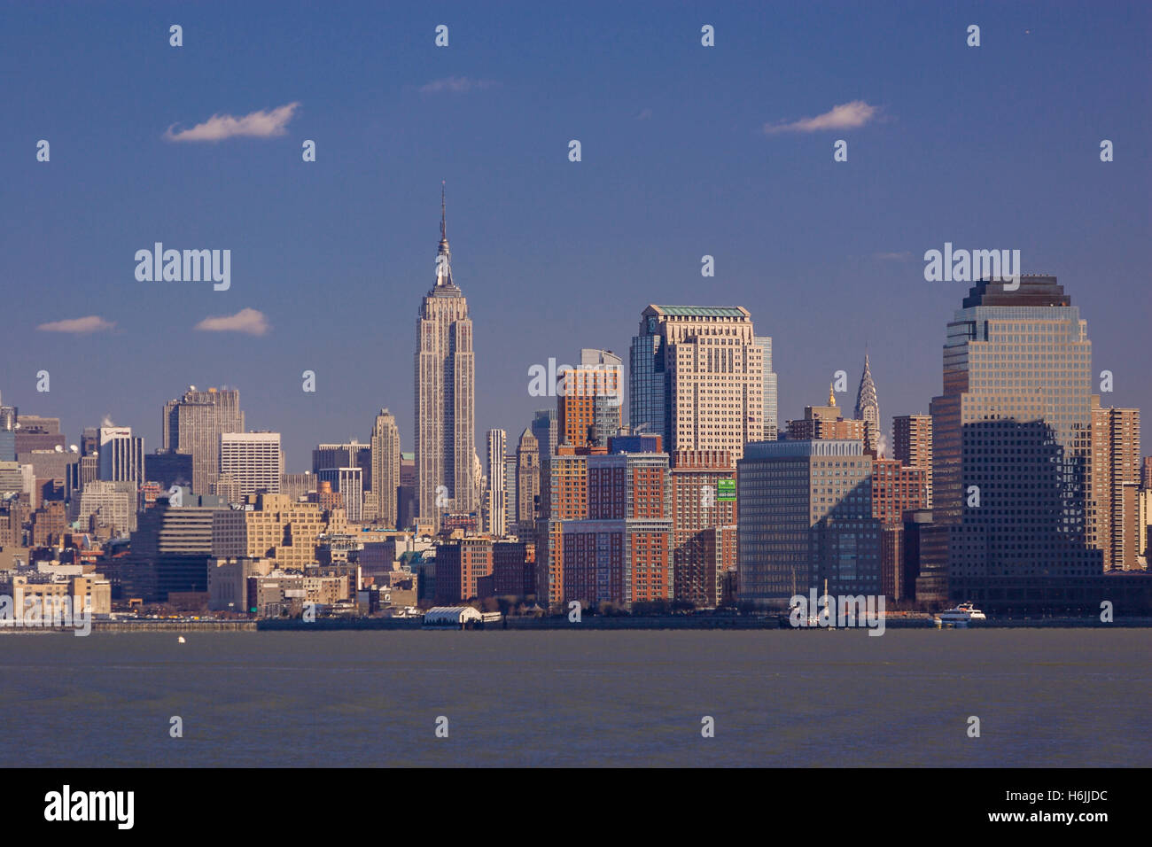 NEW YORK, NEW YORK, USA - skyline de Manhattan avec Empire State ...
