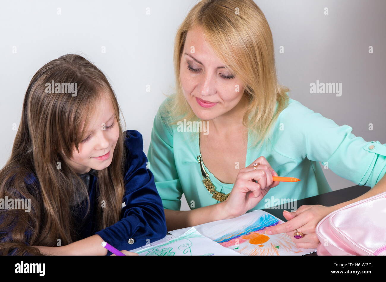 Mère Aidant Sa Fille à Faire Ses Devoirs Banque De Photographies Et D