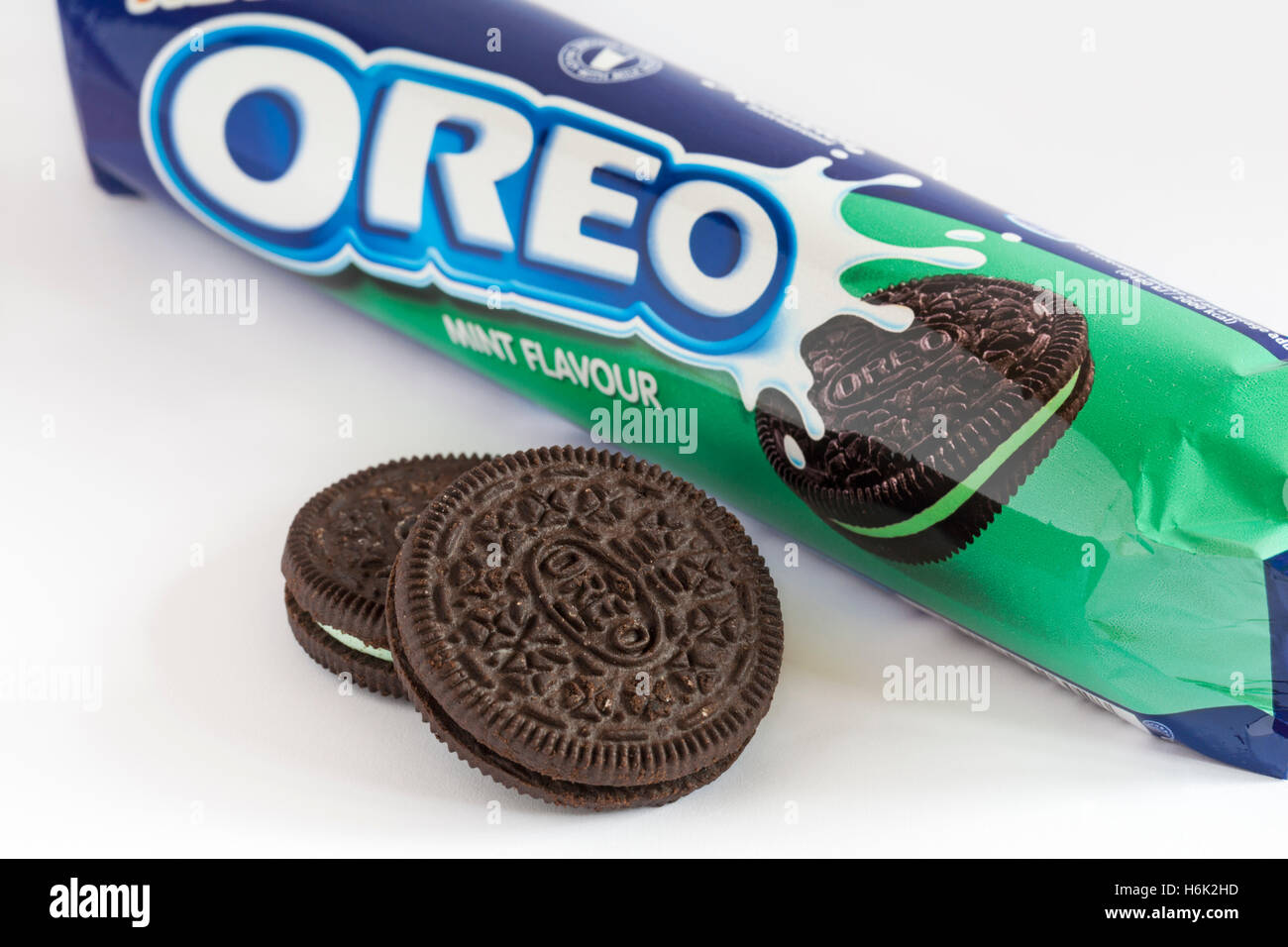 Oreo mint flavour biscuits Banque de photographies et d’images à haute ...