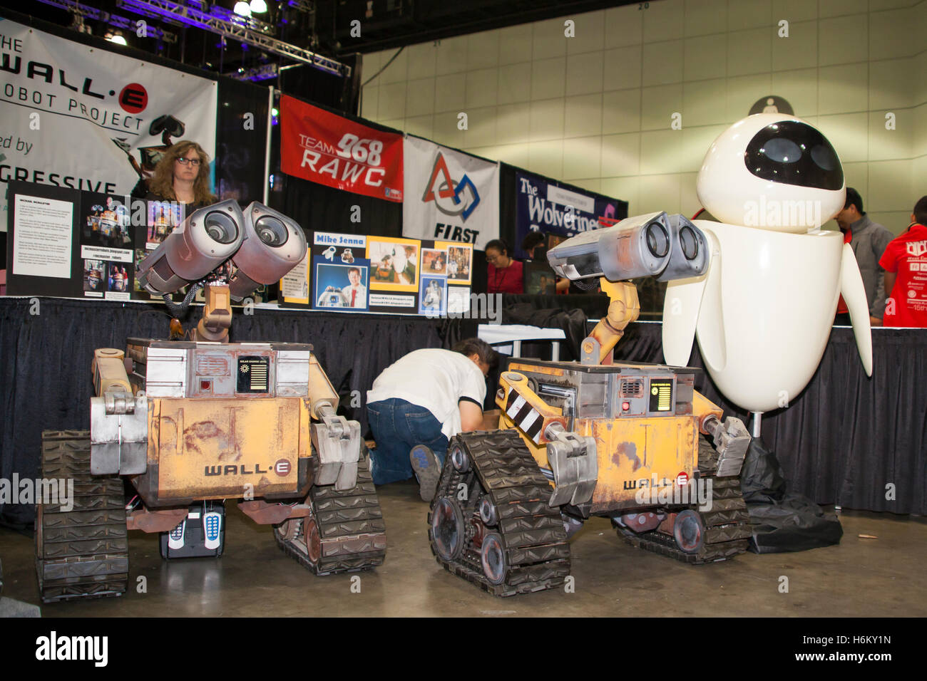 STAN LEE LA COMIC CON : Réplique des robots Wall-E et Eva à partir du ...