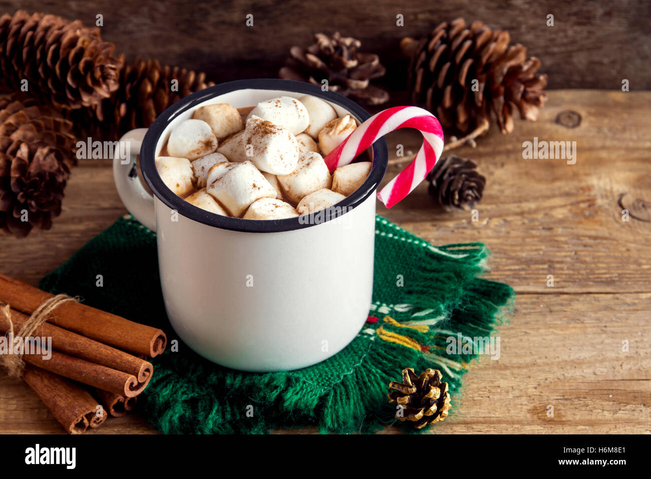 Chocolat chaud avec des guimauves, Peppermint Candy les cannes et les bâtons de cannelle dans ...