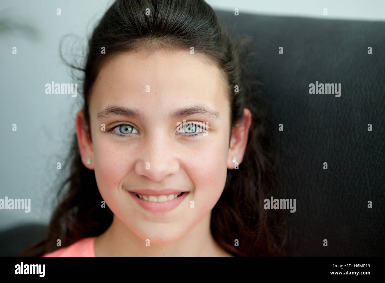 Petite fille brune yeux bleus Banque de photographies et d’images à ...