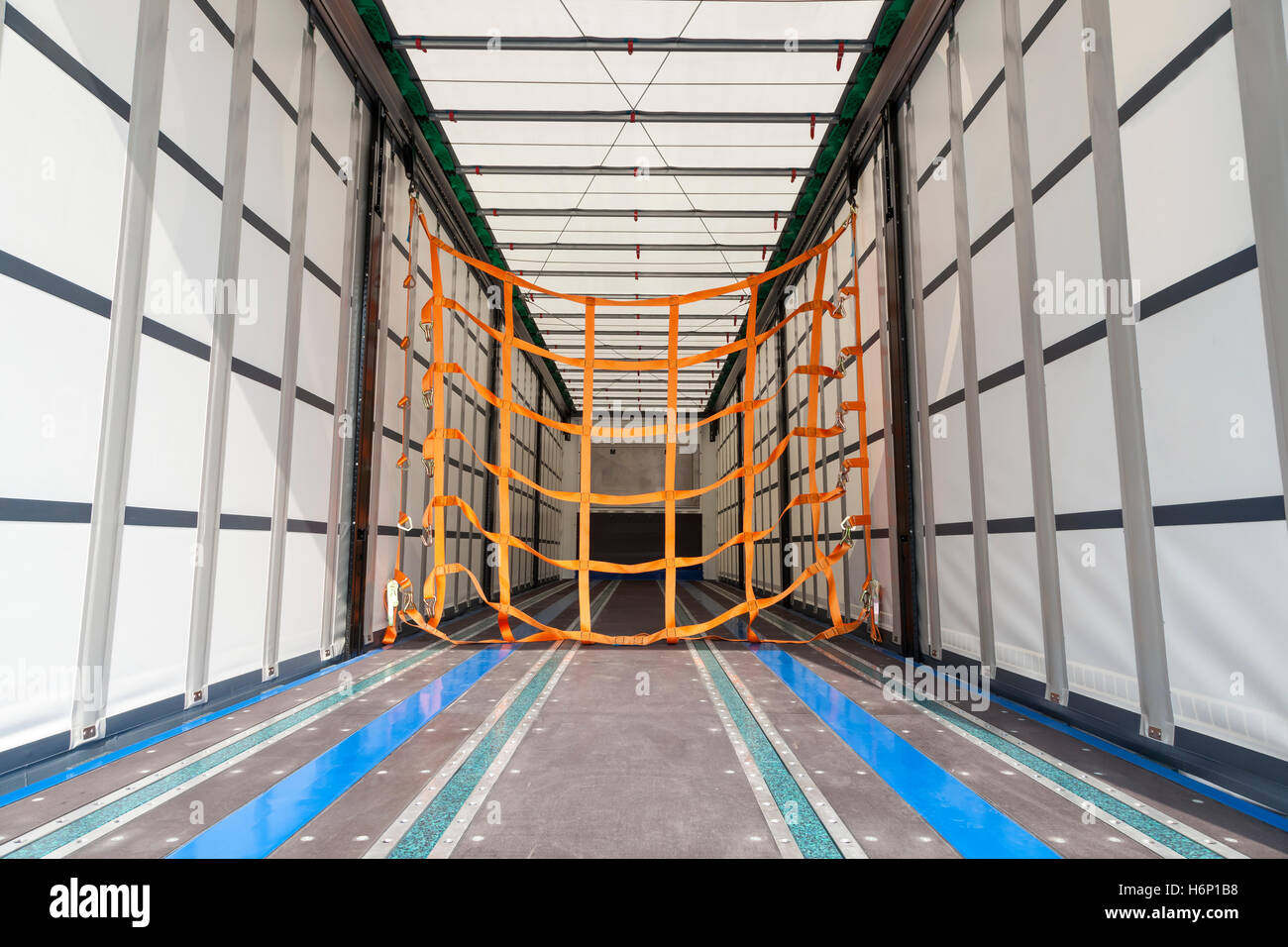 Remorque cargo vide avec un filet de séparation Photo Stock - Alamy