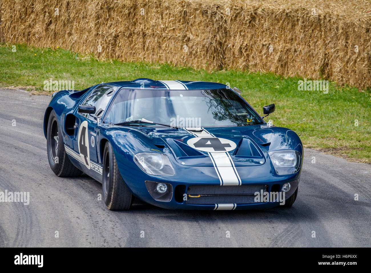 1966 Ford GT40 P/1055 avec chauffeur Gavin Henderson au Goodwood ...