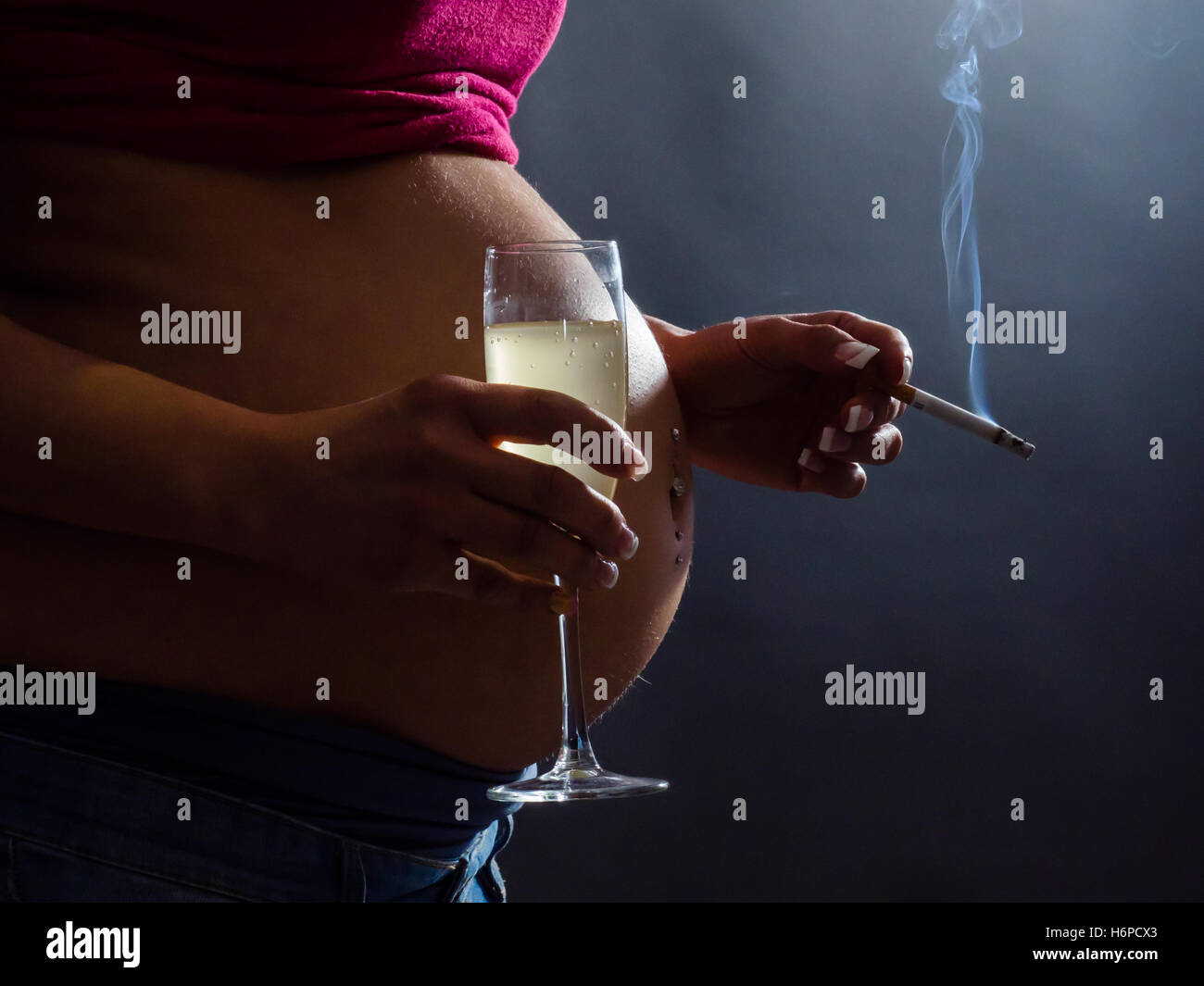 Femme enceinte, fumer Banque de photographies et d’images à haute ...