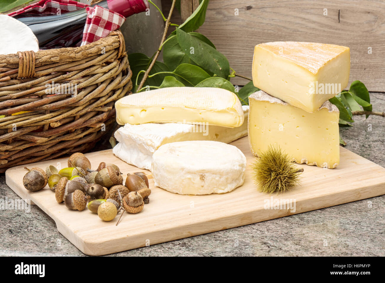 Plateau en bois avec différents fromages français Photo Stock - Alamy