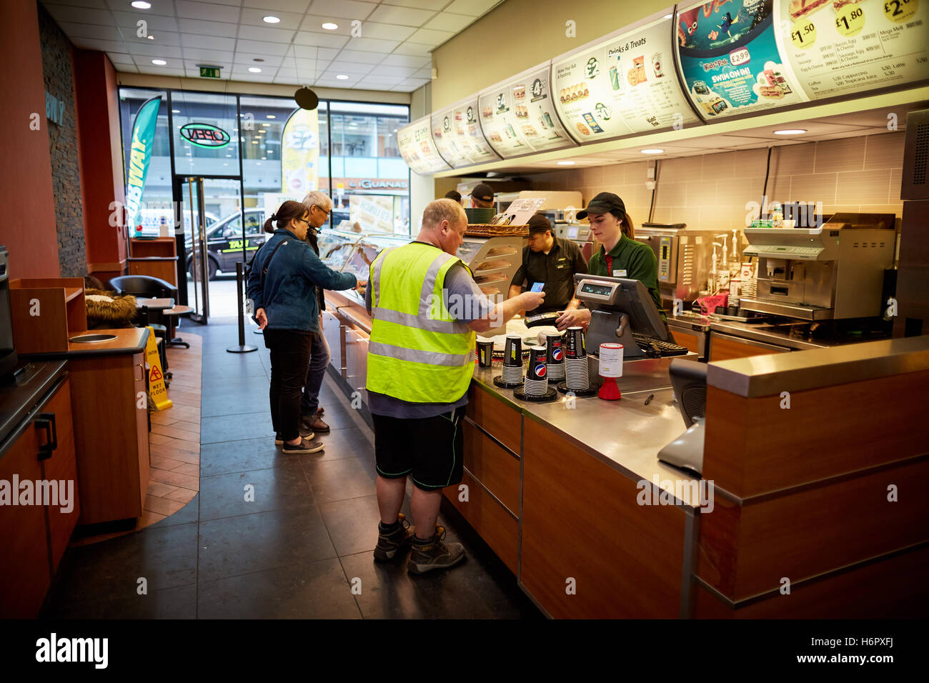 Les clients de l'intérieur manchester métro snack à emporter franchise ...