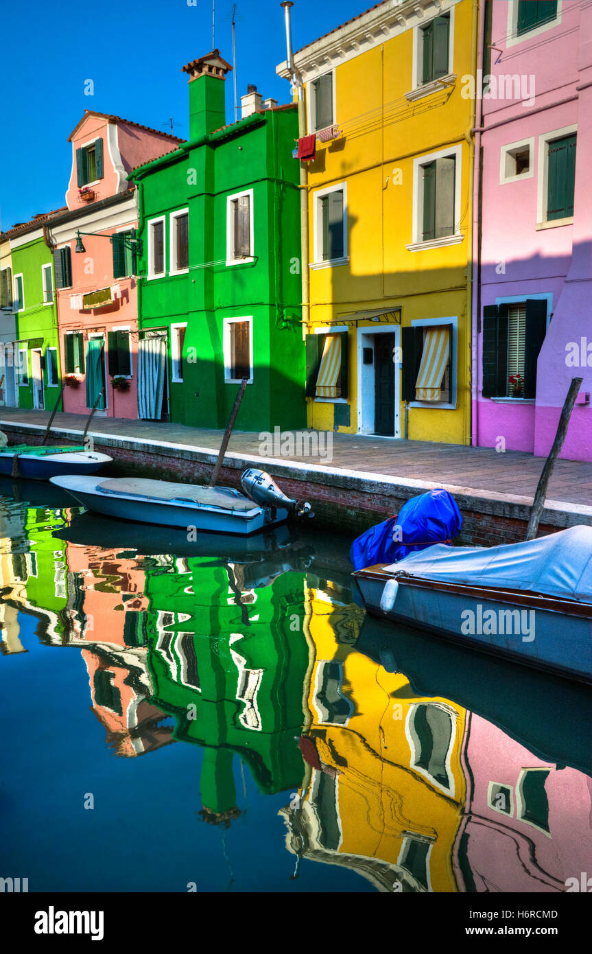 Villages colorés Banque de photographies et d’images à haute résolution ...
