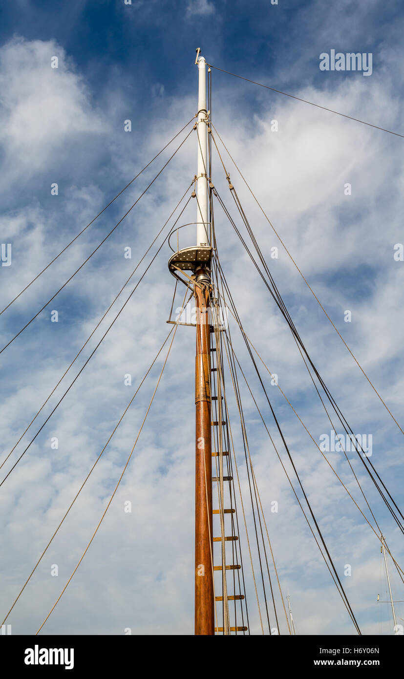 Ship mast crows nest rope Banque de photographies et d’images à haute ...