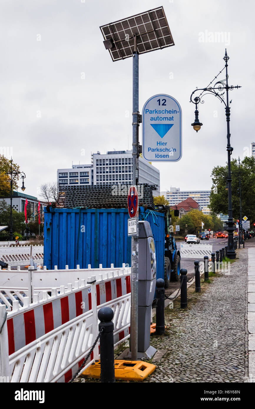 Solar powered parking meter machine Banque de photographies et d’images ...