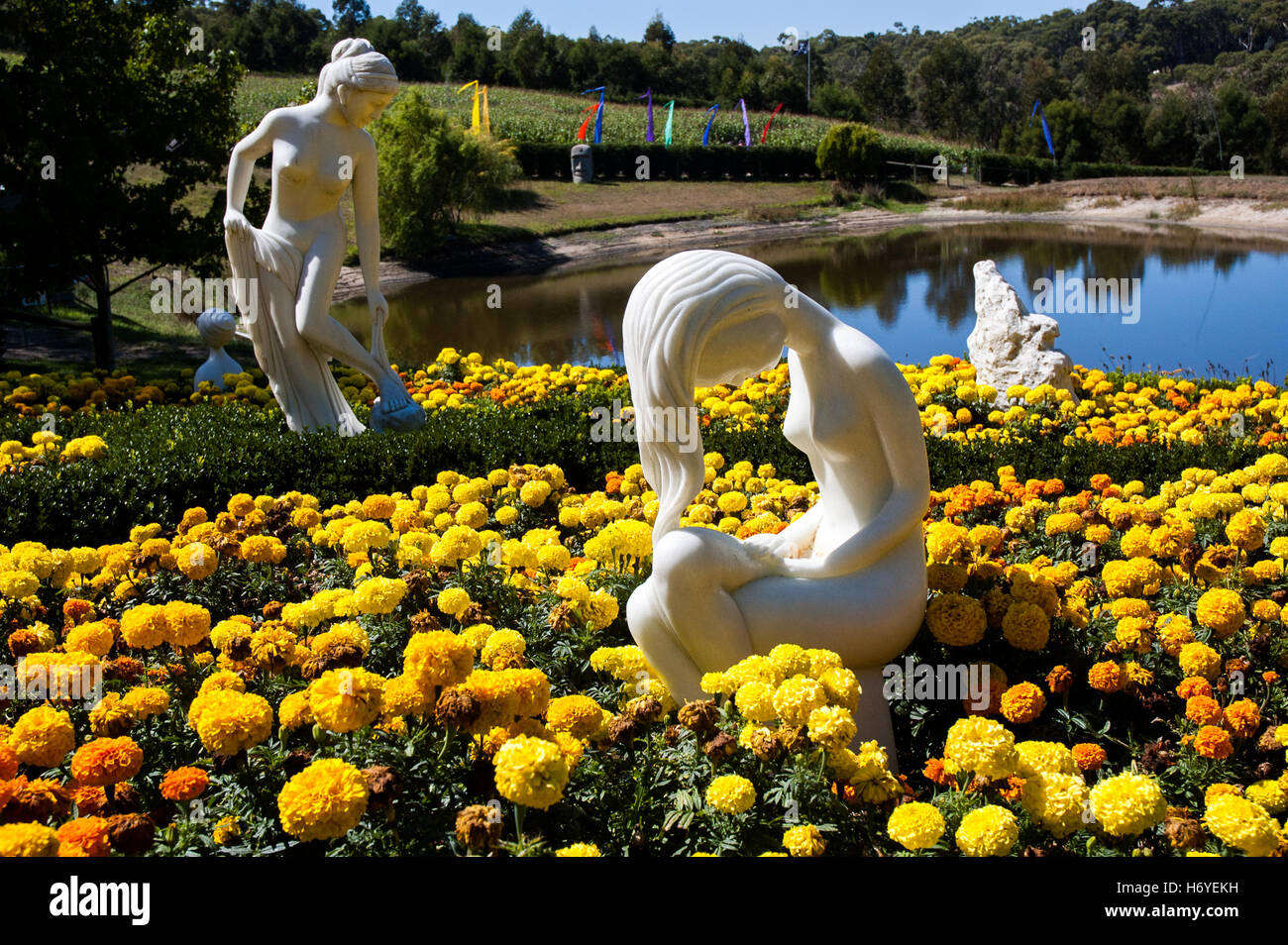 Statues en marbre blanc de femmes nues dans le jardin labyrinthe ...