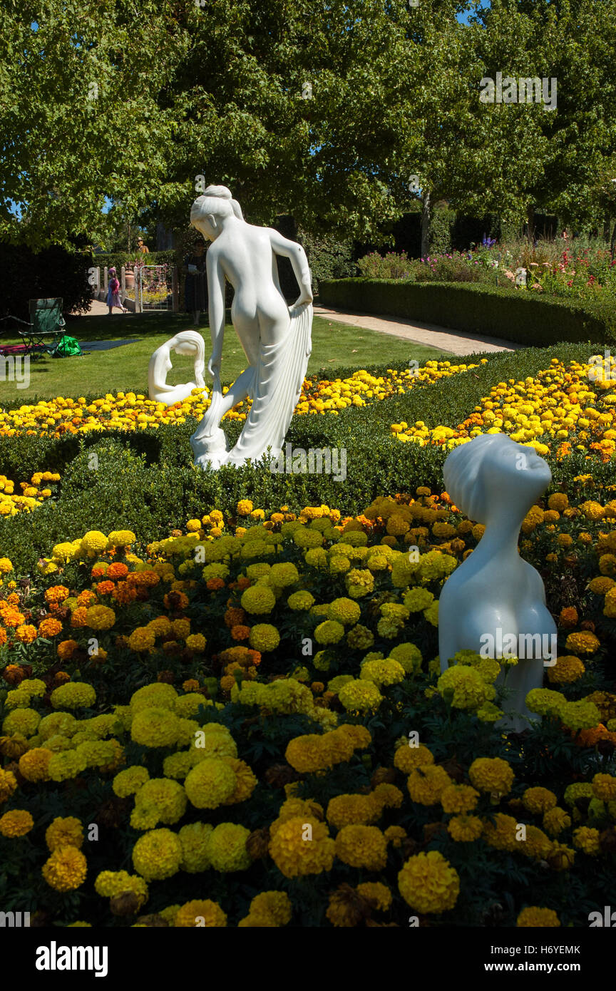 Statues en marbre blanc de femmes nues dans le jardin labyrinthe ...
