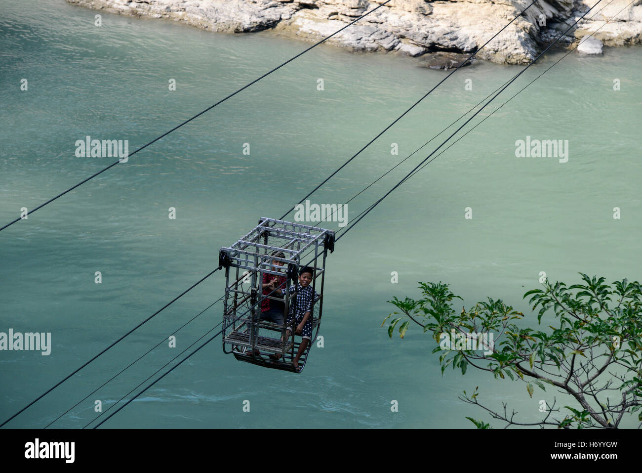 Le Népal , Karantar Mugling, village, enfants en télécabine sur river ...