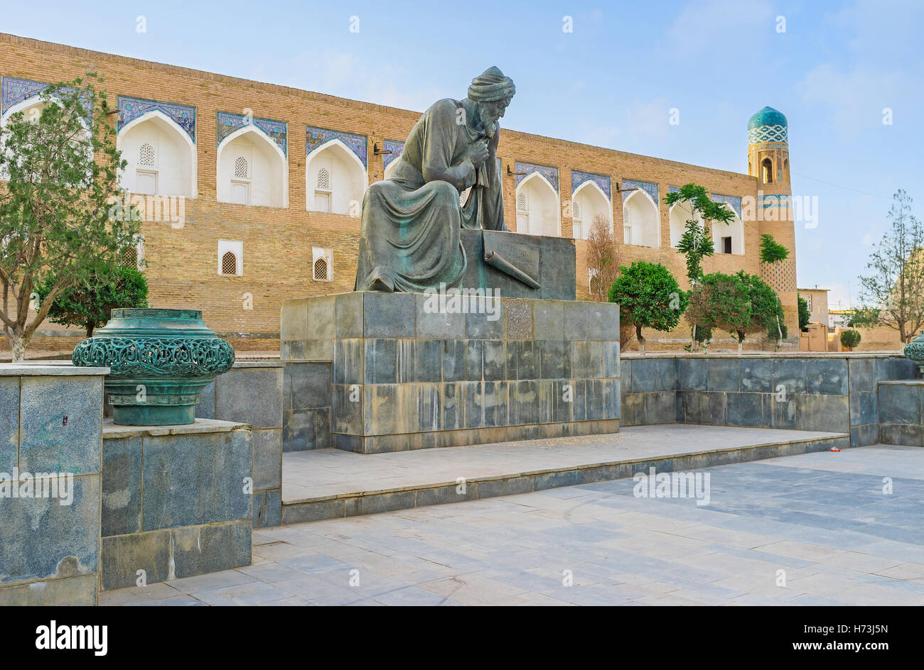 Le monument de la célèbre scientifique perse Muhammad ibn Musa al ...