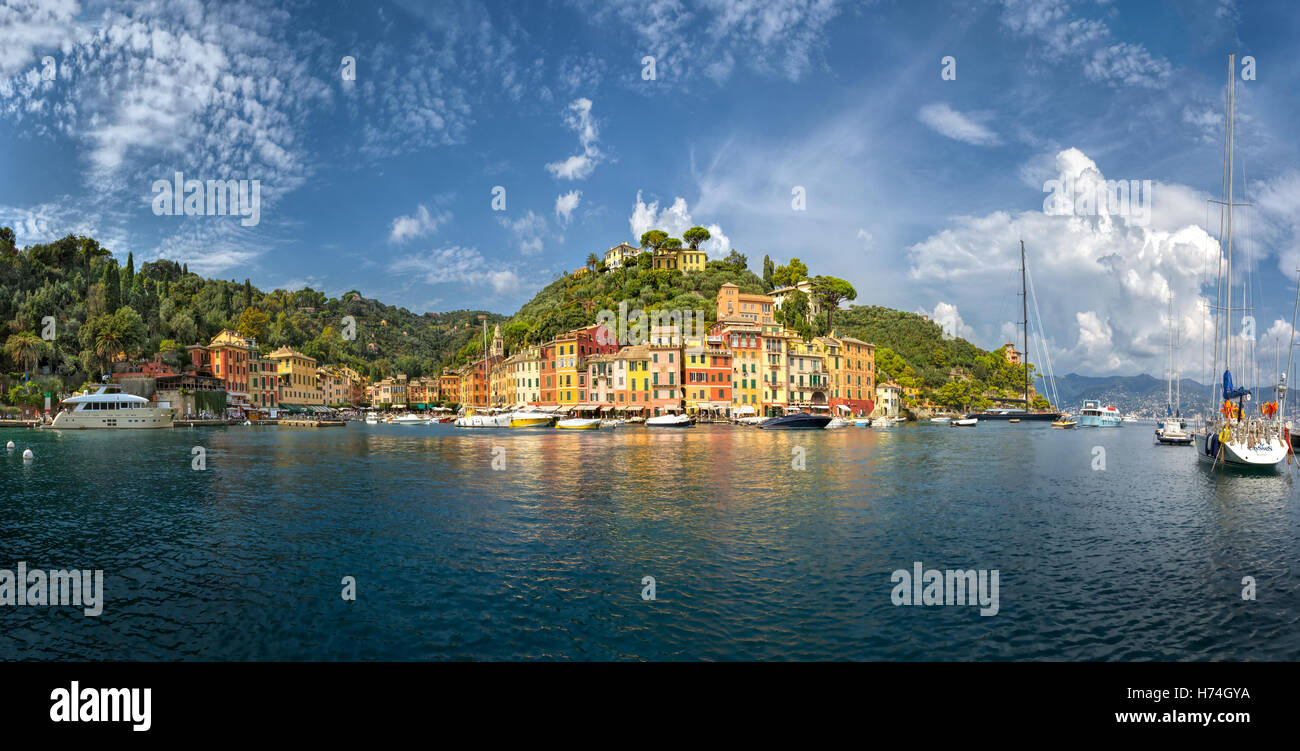 Portofino, vue panoramique avec ses maisons colorées - Mer Ligurienne ...