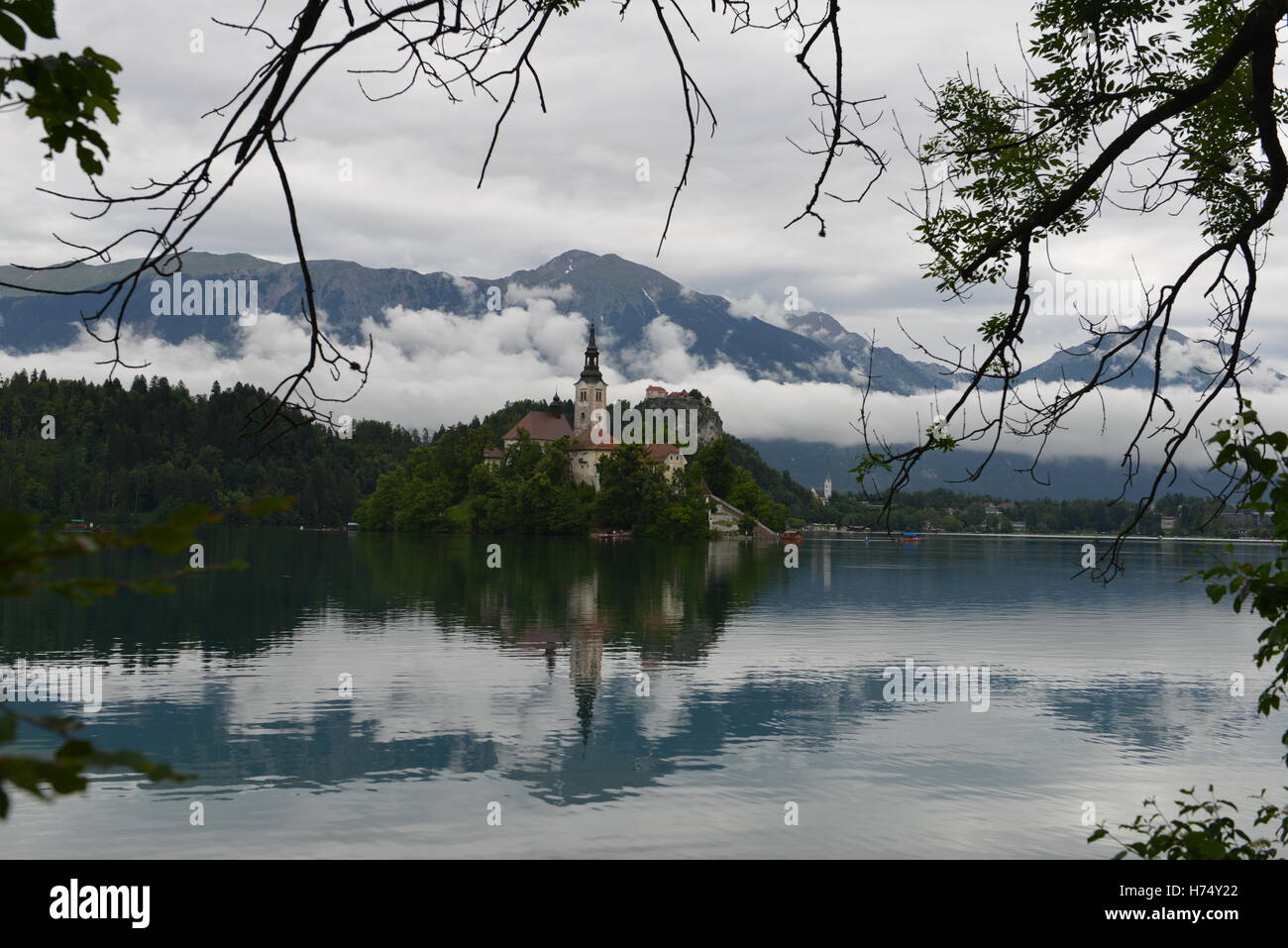 Voir l'île de Bled de brume sur le lac de Bled en Slovénie Photo Stock ...