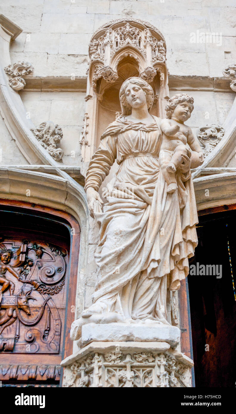 La statue en pierre de la Vierge Marie avec enfant à l'entrée de la ... La statue en pierre de la Vierge Marie avec enfant à l'entrée de la ...