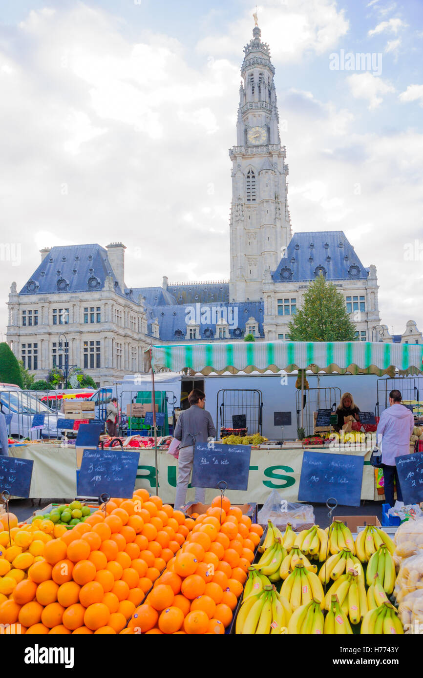 ARRAS, FRANCE - 15 septembre 2012 : scène de marché dans le centre ...