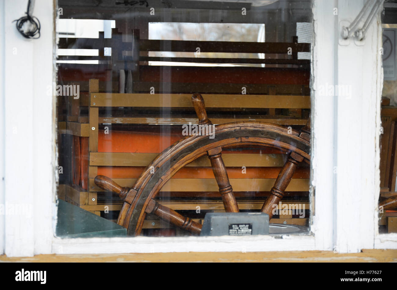 Vieux gouvernail de bateau en bois Banque de photographies et d’images à haute résolution - Alamy