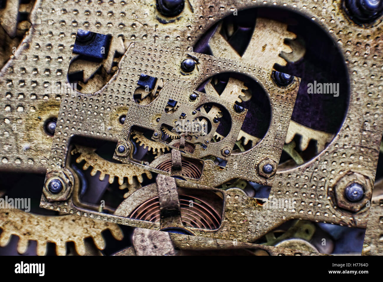 Collage de mécanisme de l'horloge en bronze avec roues dentées prises ...