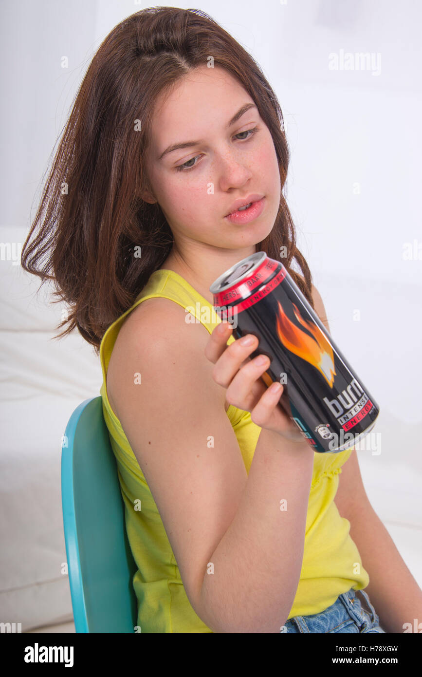 Teen with energy drink Banque de photographies et d’images à haute ...