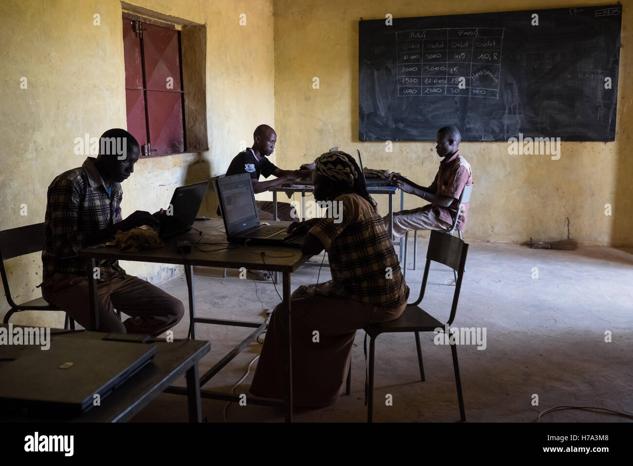 Salle informatique afrique Banque de photographies et d’images à haute ...