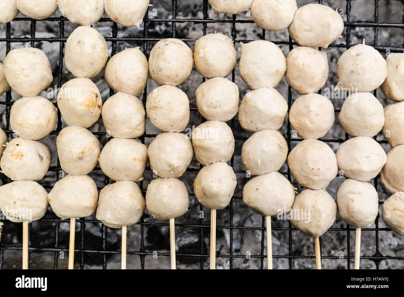 Boulettes de porc grillé avec brochette stick sur la grille. Ils ont ...
