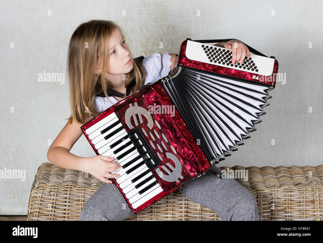 La concentration de l'accordéoniste de jouer son accordéon Photo Stock ...