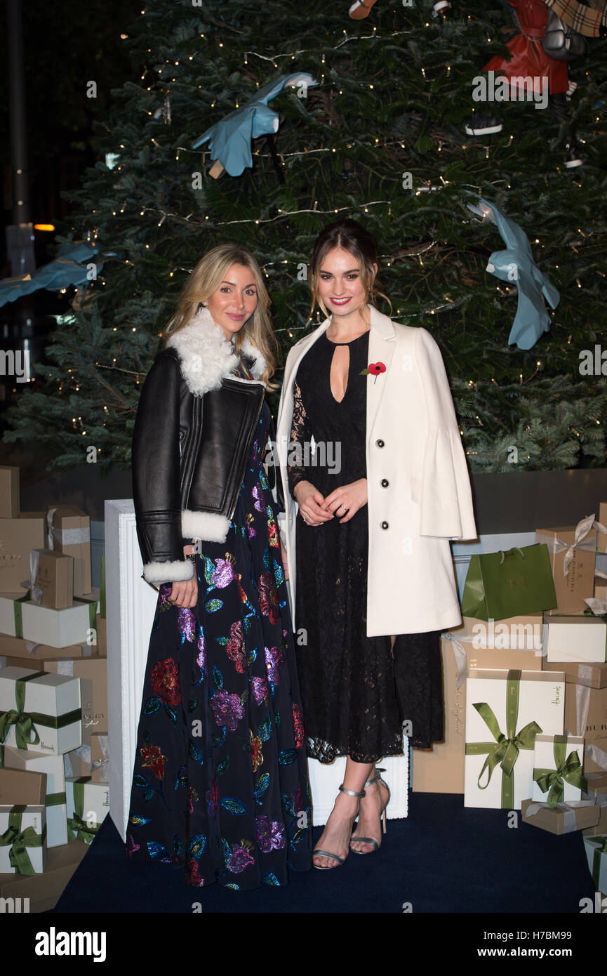 Helen David de Harrods et Lily James tourne sur l'arbre de Noël les ...