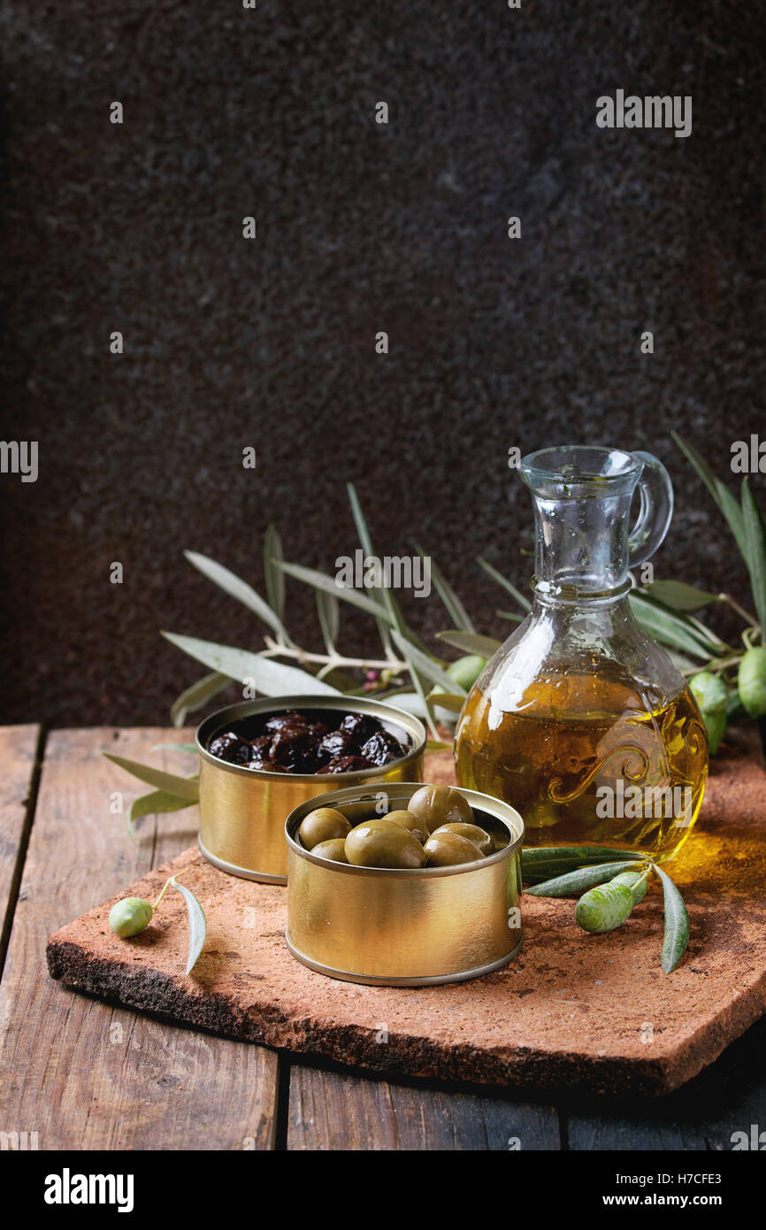 Olives vertes et noires en boîte de conserve Banque de photographies et ...