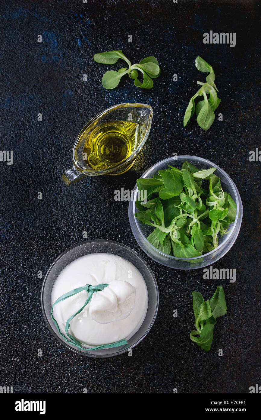 Ensemble de fromage italien lié à la saumure de burrata servis avec ...