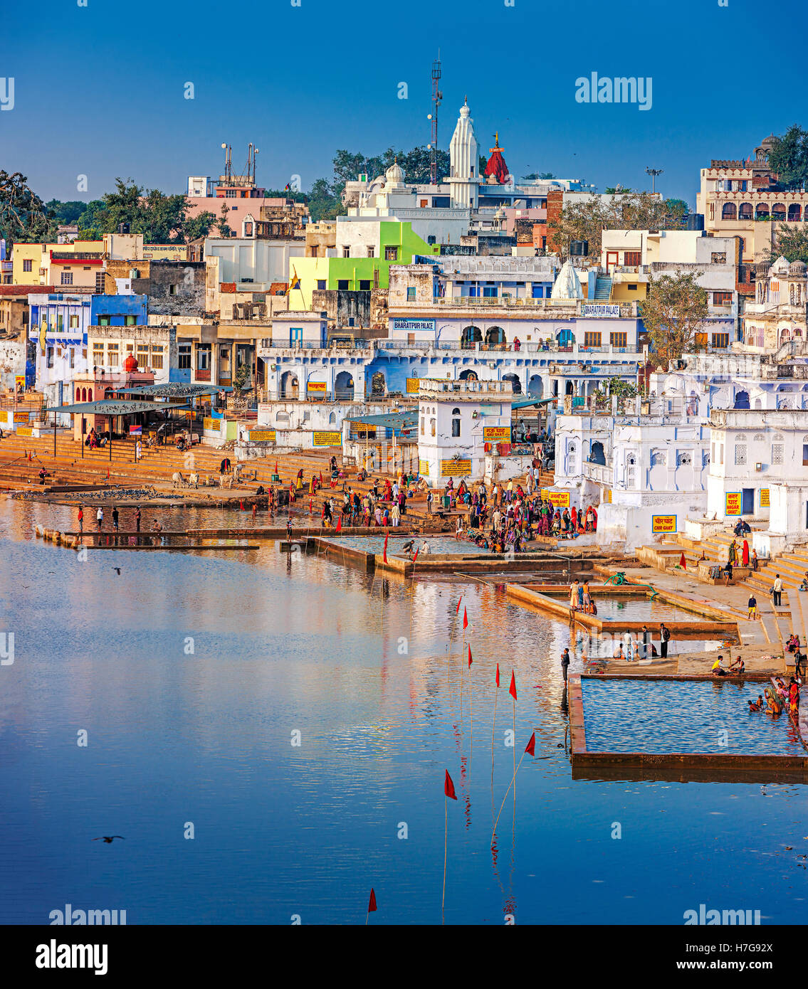 Pèlerins hindous se baigner dans le lac sacré de Pushkar (Sarovar) sur ...