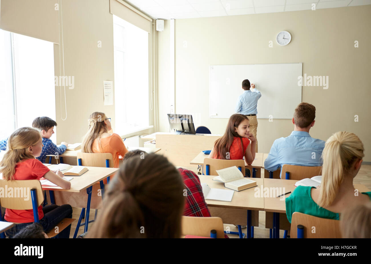 Les élèves et l'enseignant écrit sur le tableau blanc de l'école Photo ...