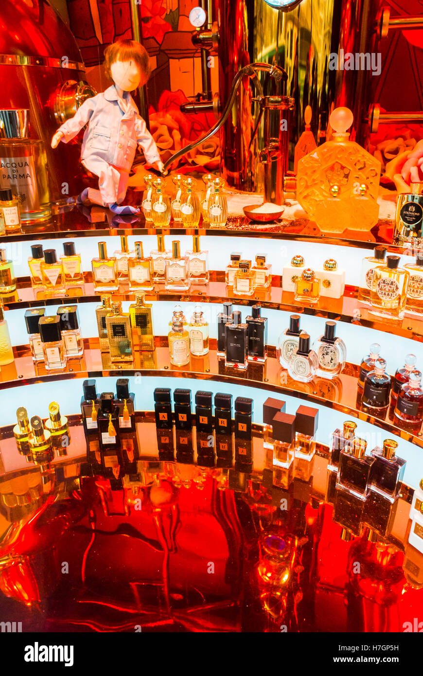 Perfume shopping inside french department store Banque de photographies ...