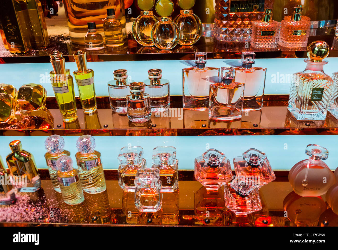 Paris, France, Collection, différents flacons de parfums français ...