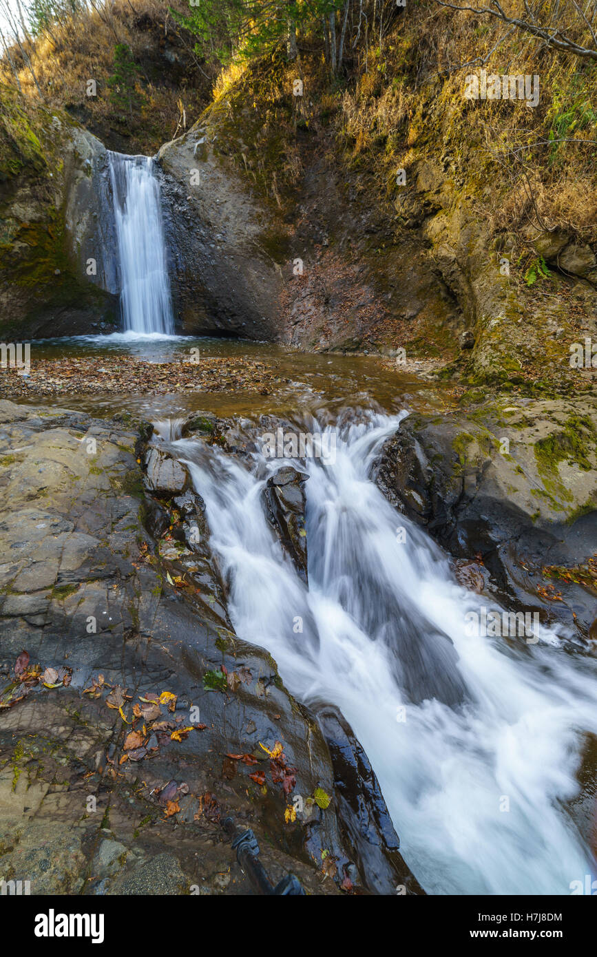 Cascade dans la fin de l'automne, l'île de Sakhaline, en Russie Photo ...