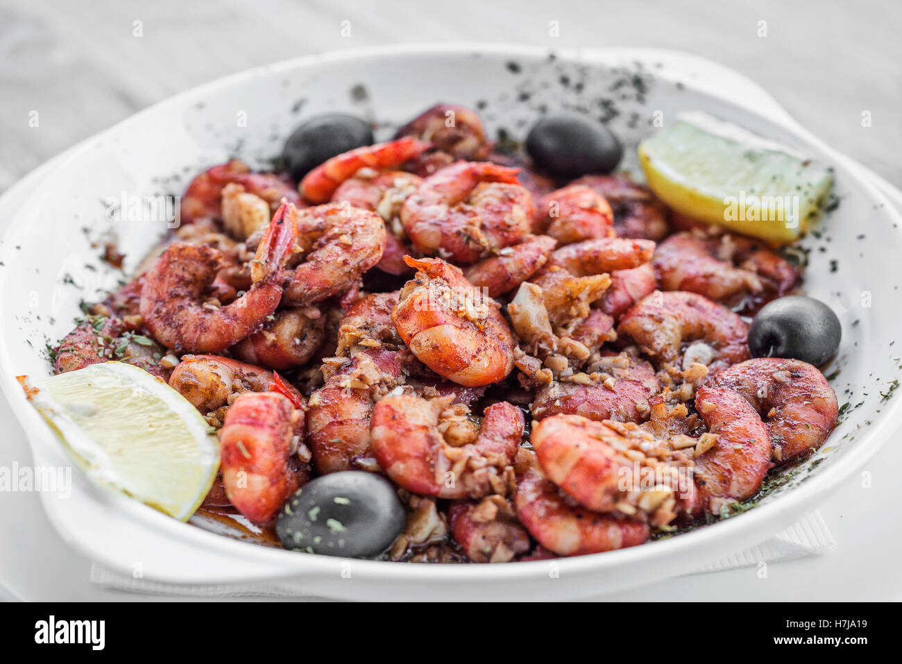 Crevettes fraîches à l'ail frit dans l'huile d'olive fruits de mer ...