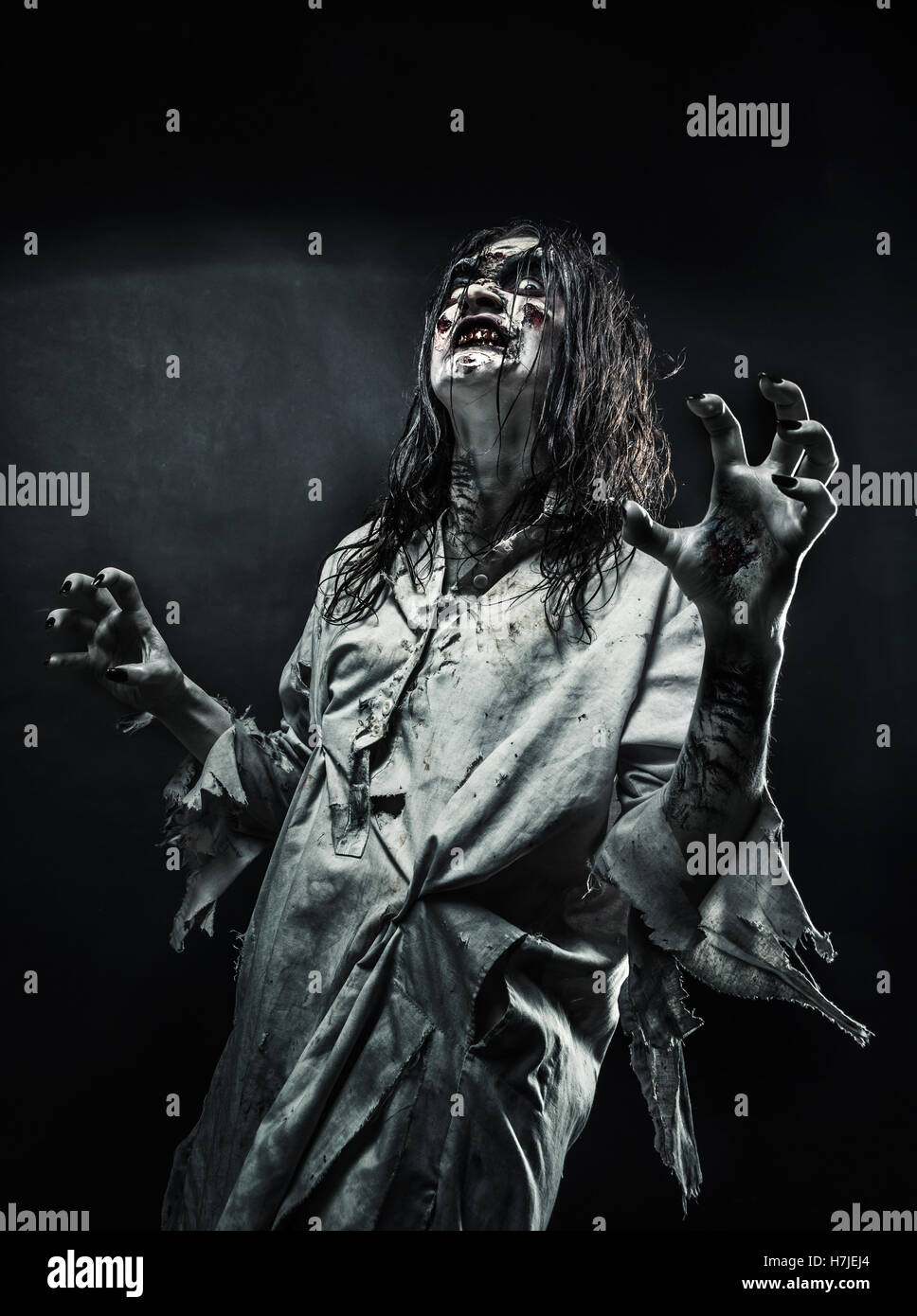 Zombi femme Banque de photographies et d’images à haute résolution - Alamy