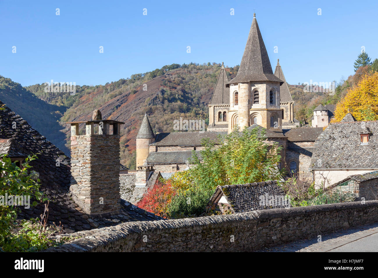 Le petit village médiéval de Conques (France). Il montre aux visiteurs ...