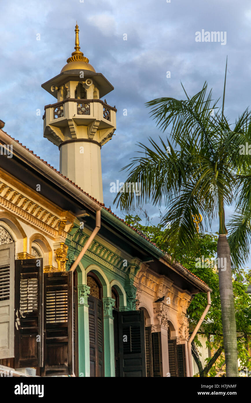Fenêtres colorées à Singapour avec le minared de la mosquée Masjid en ...