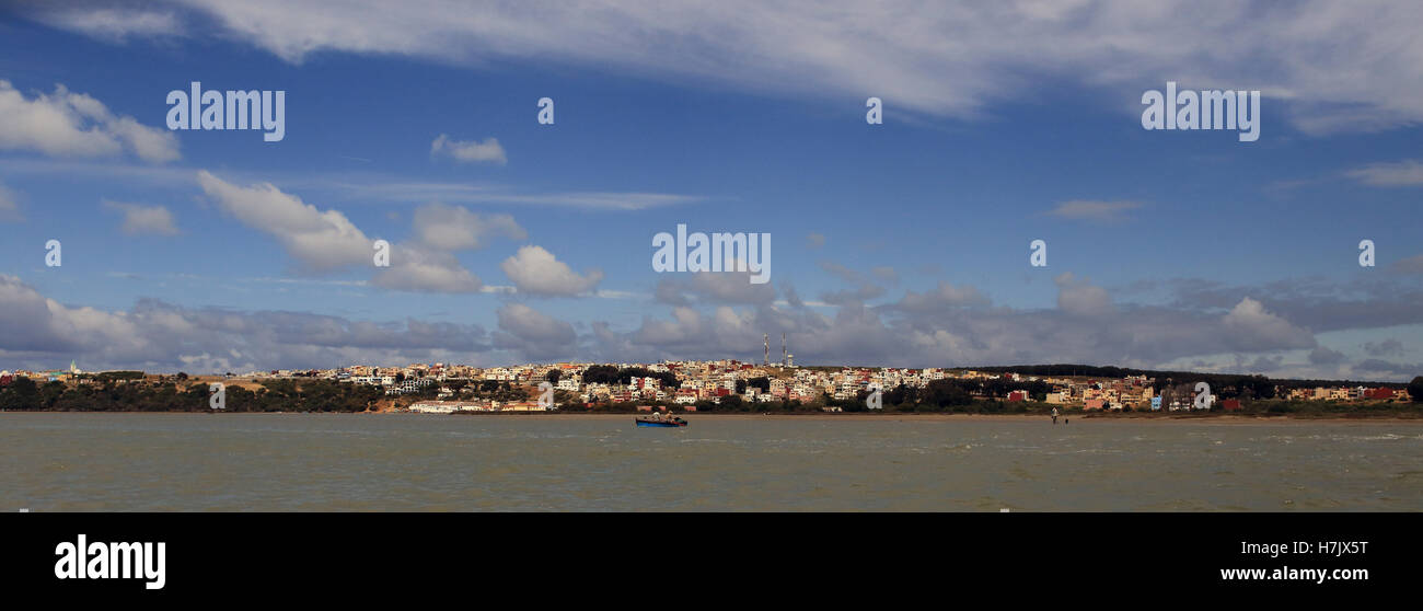 Le petit port de pêche de Merja Zerga à travers le 'blue lagoon', le ...